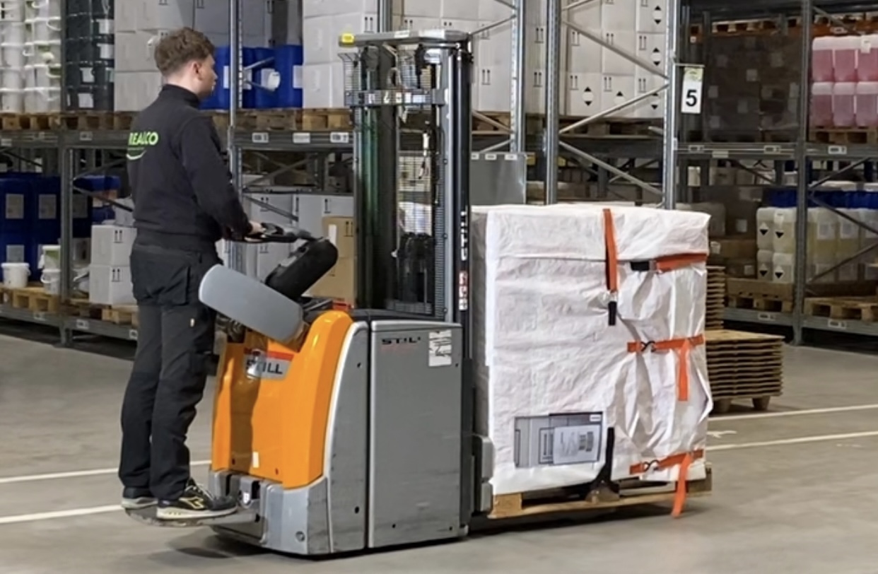 Remplacer le film plastique en un geste: démonstration vidéo